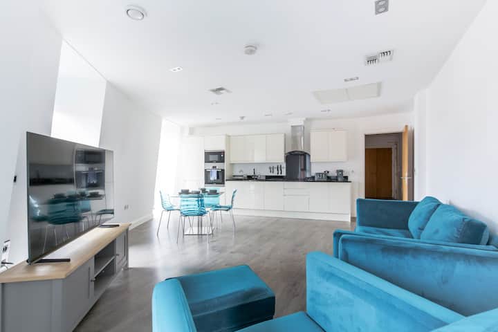 Perfect Location | Stylish 2 Bed Apartment - Liverpool