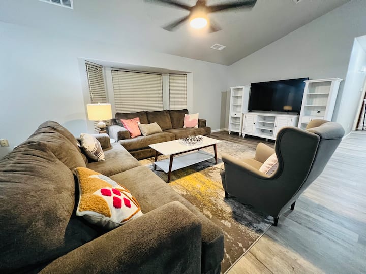 Peaceful Home On A Hill With Porch View - Redding, CA