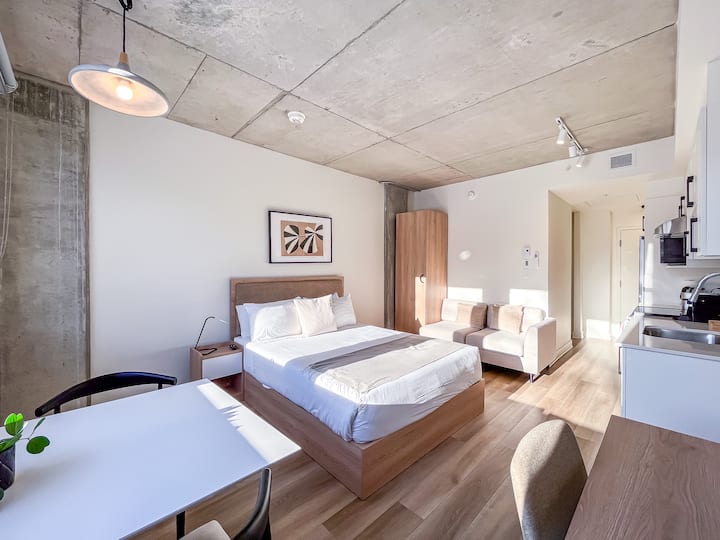 Modern Sunny Studio | Prime Plateau Location - Montréal