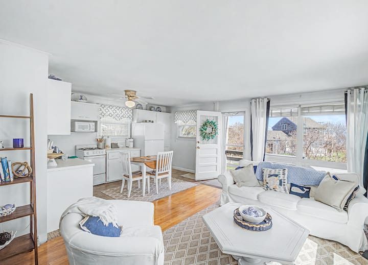 Walk To Beach! Cozy Cape W/ Fire Pit & Fenced Yard - Sandwich, MA