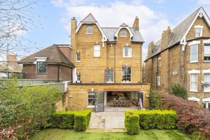 The Grand Maestro’s Retreat On The Thames - Twickenham