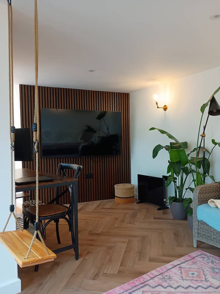 Peaceful Space For Solo Commuters. - Cheltenham