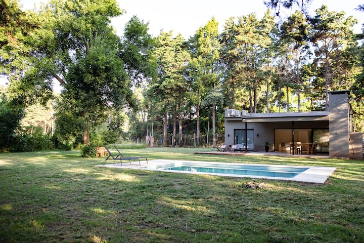 Refugio Con Piscina Climatizada En Exaltación - Argentina