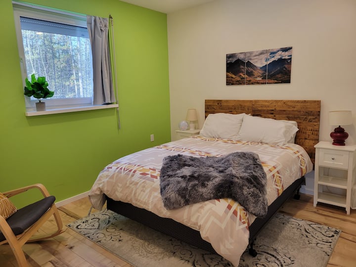 Cozy-modern Suite In The Woods - Yukon