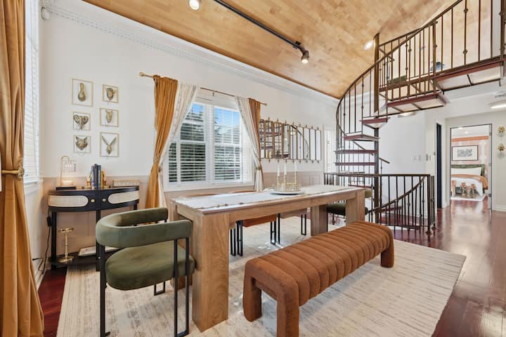 Upscale Wicker Park Retreat - Chicago, IL