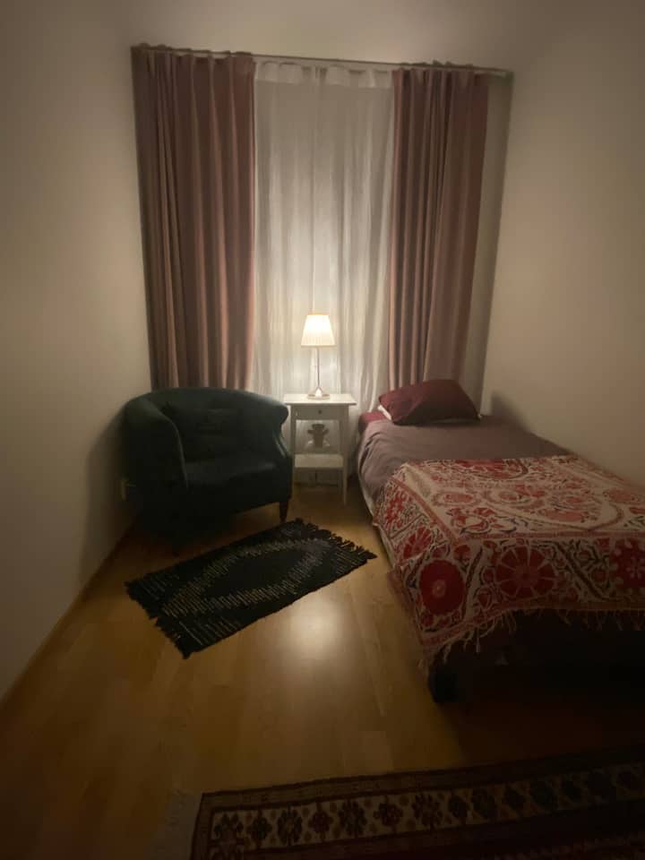 Rum Uthyres Till Studenttjej – Bra Kommunikationer - Stockholm