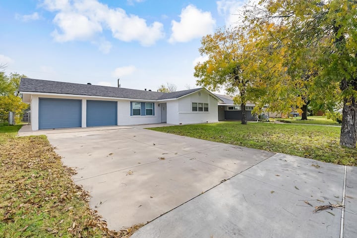 Charming Sayles Blvd Home! Central Location! - Abilene, TX