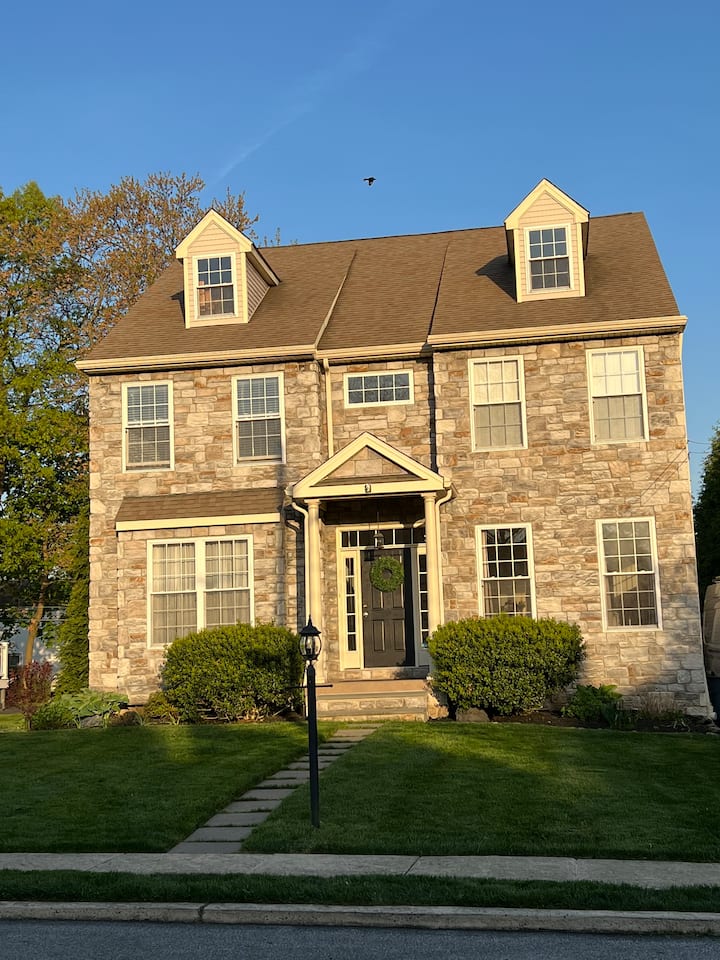 Centrally Located 4b House, 5 Miles From Aronimink - Malvern, PA