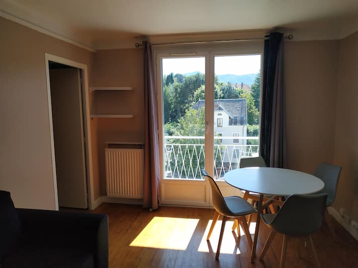 Apt De 2 Chambres Joliment éQuipé, Avec Balcon - Chambéry