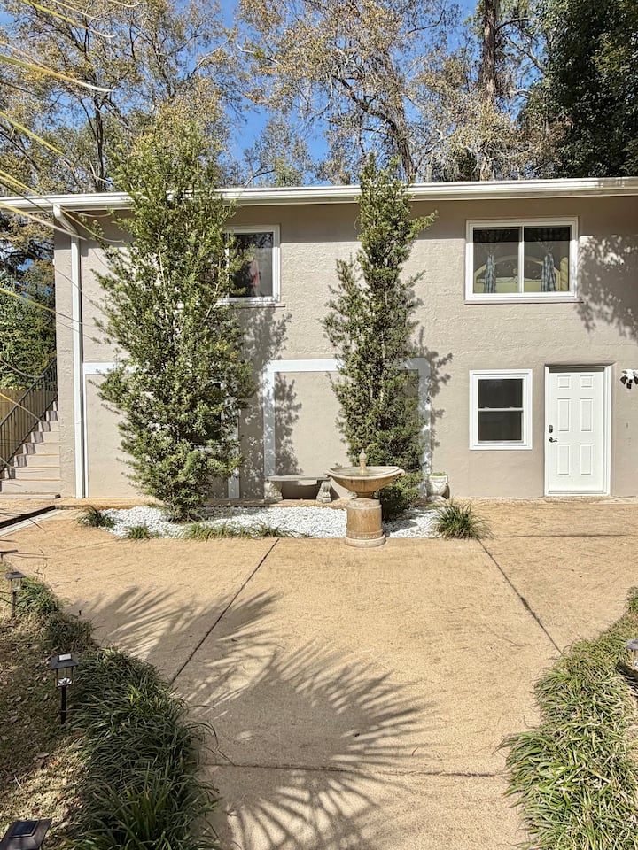 Top Floor 2/1 Queen Beds Private Luxury Villa - 탤러해시