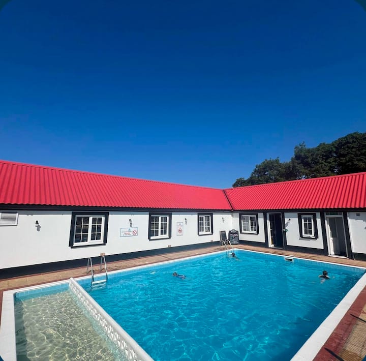 Modest Static Caravan- Pool And Views, Narberth. - Narberth