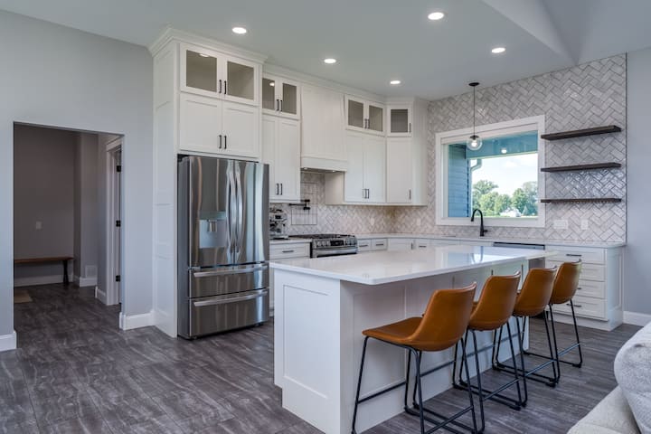 Spacious Modern Retreat | Sleeps 8 - Minneopa State Park, Mankato