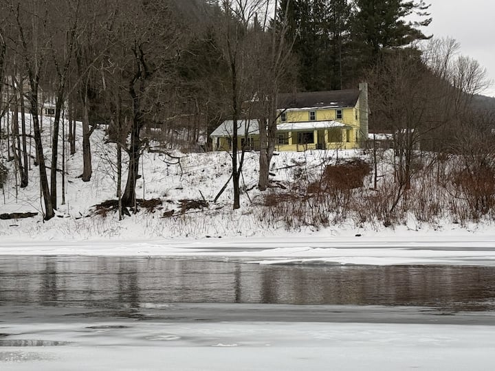 Renovated Riverfront Home Sleeps 10 | Walk To Town - Hancock, NY