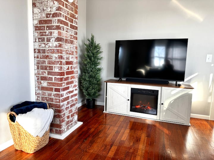 The Red Barn Farmhouse - Brooklyn, IA