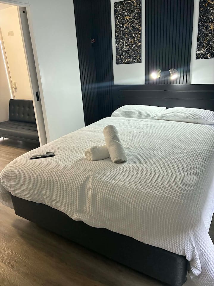 Luxe 2 Bedroom Cabin Farm Stay Near Town & Aelec - Tamworth