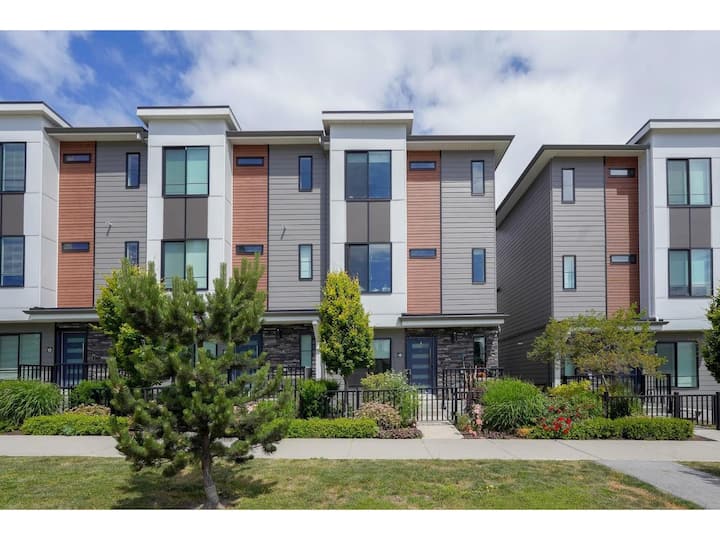 Vibrant, Cozy & Pet Friendly Home In South Surrey - White Rock