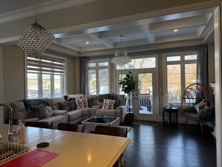 Big House Near China Town, Airport, Missi South - Mississauga