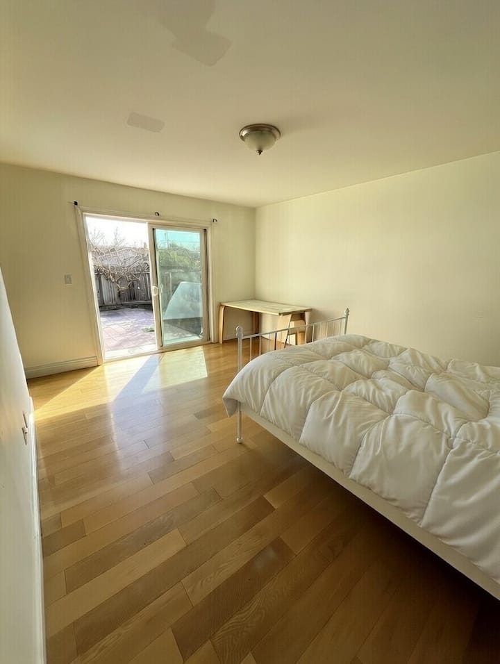 Private Master Bedroom In Home In San Mateo - San Mateo, CA