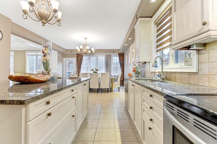 Family-friendly Home  In Angus Glen W/backyard - Markham, Canada