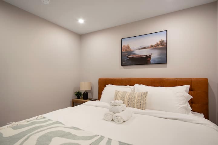 Brand New Suite| King Bed| 65” Tv| Gym| Kensington - Canada