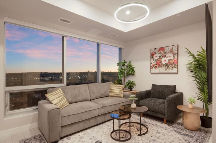 Brand New Suite| King Bed| 65” Tv| Gym| Kensington - Canada