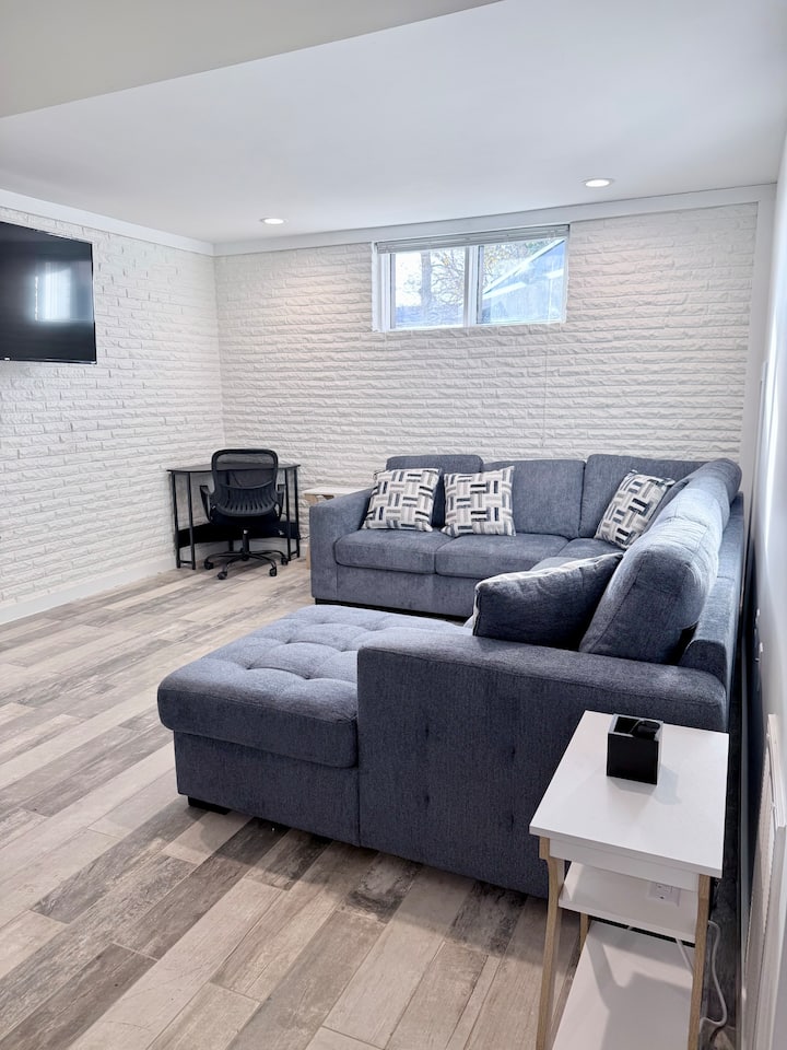 Downtown Raleigh King Suite + Kitchen & Sofa Bed - Raleigh, NC