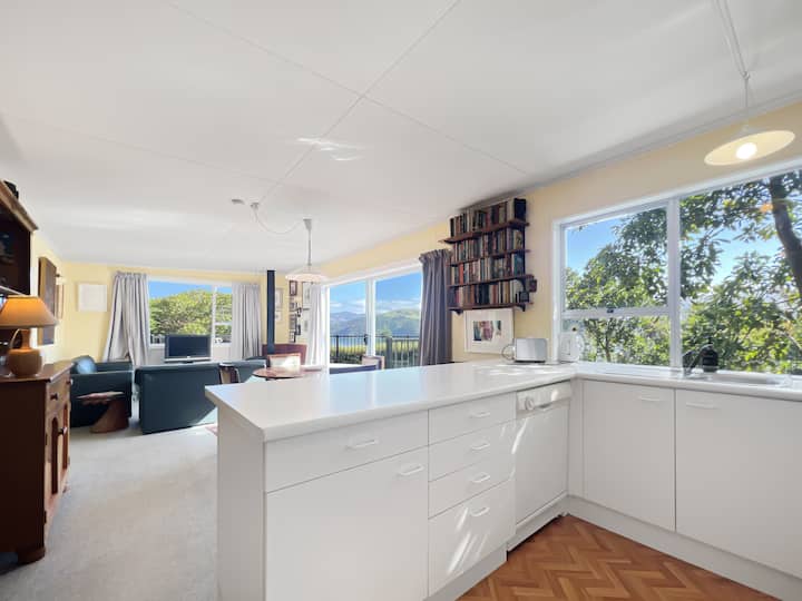 Classic Kiwi Bach - 2 Bed, 4 Guests With Hot Tub. - Akaroa