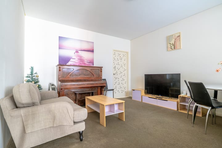 Bright 3br Canterbury Apt | Walk To Train & Shops - Strathfield