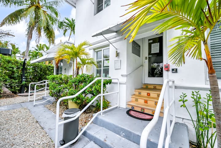 Beachside 1br Retreat | Walk To Ocean - Miami Beach, FL