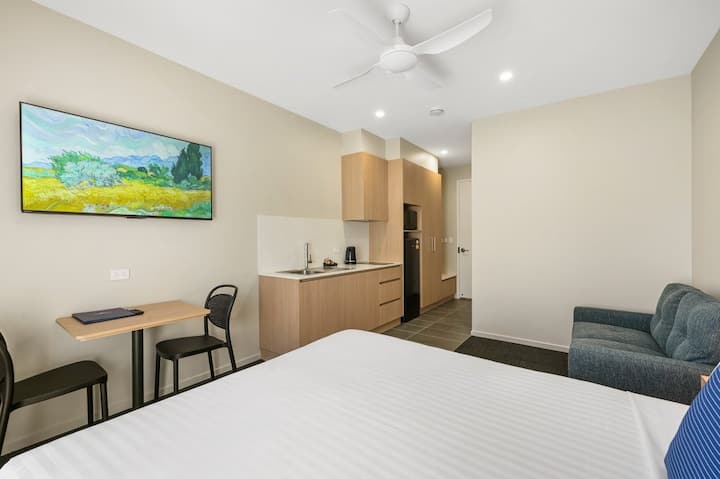 Brand New& Stylish Superior Studio Accommodation - Toowoomba