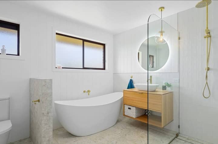 Seabreeze Retreat - Penguin