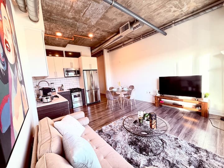 Stylish Art Loft | Free Parking | Pool | Hot Tub - Los Angeles Flower District