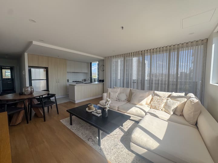 Entire 2 Bedroom Apartment With Pool And Gym - Canberra