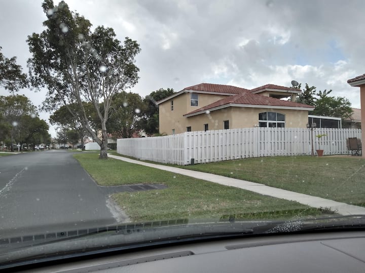 Nice And Clean House In The Heart Of Miramar - Miramar, FL