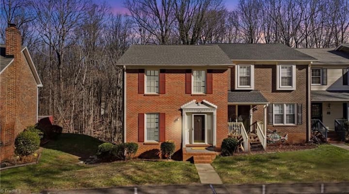 Luxury 3 Bedroom Near Pti Airport | Private Deck - Greensboro, NC