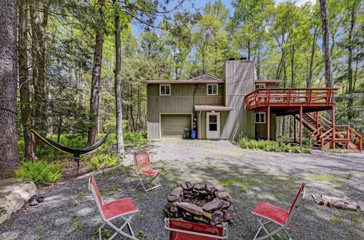 Pocono Retreat Cabin - Lake Harmony, PA