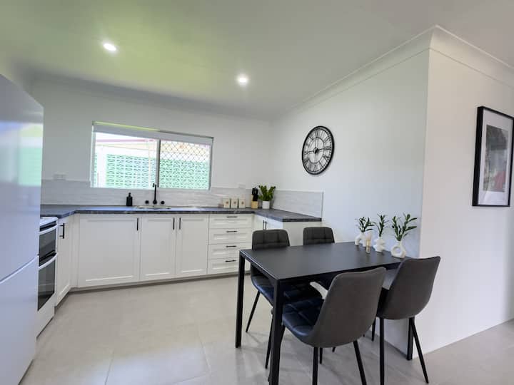 Newly Renovated | Minutes To The Cbd - Cairns
