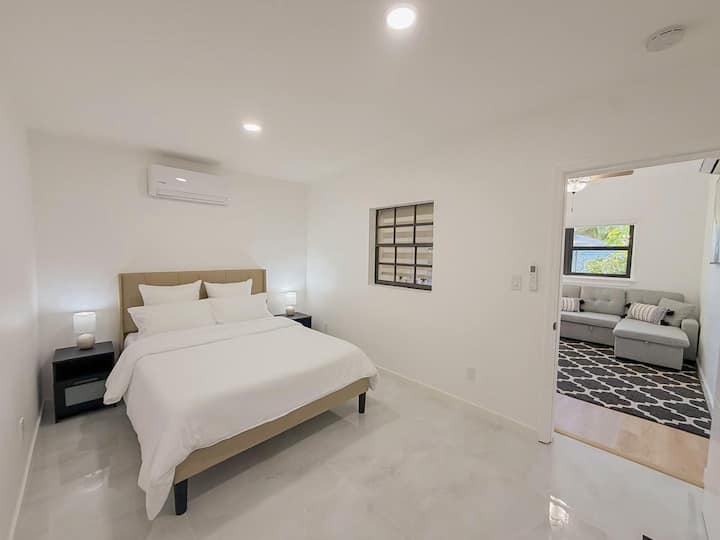 Private Miami Casita W/ Yard & Parking - Westchester, FL