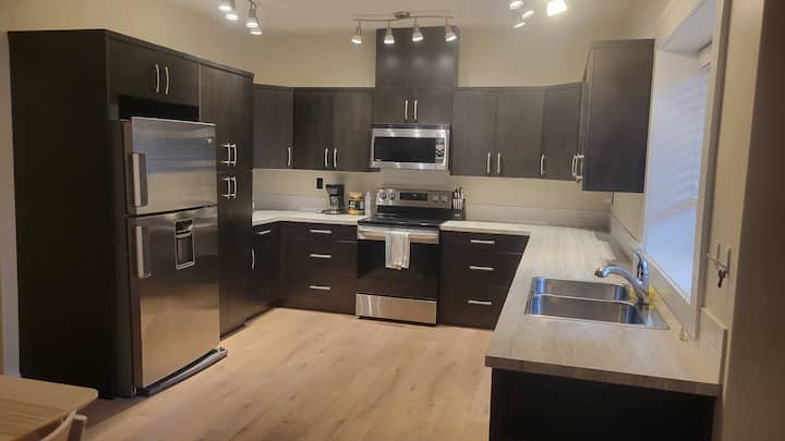 Executive 2 Bedroom Suite W/ Private Entrance - Kamloops