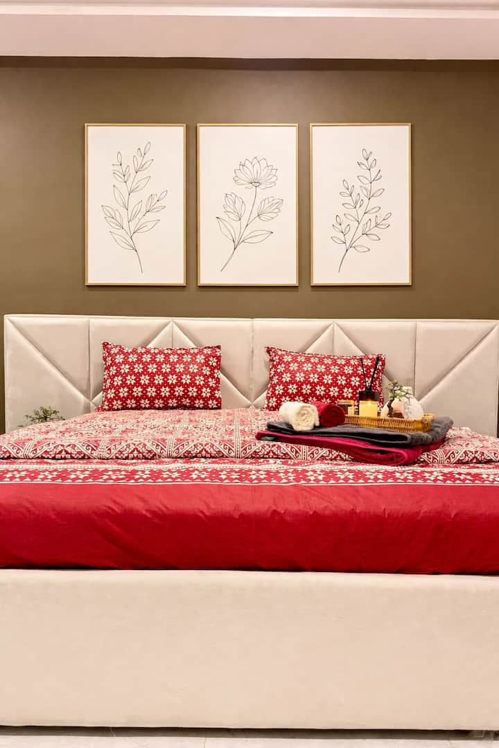 Modern Luxury Studio | King Bed | Mm Alam - Lahore