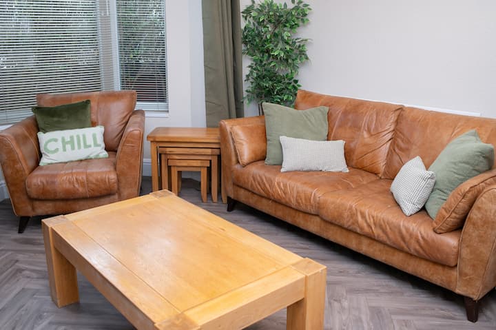 Stylish 2-bed Home | Garden, Parking & Wi-fi | St6 - Rudyard Lake