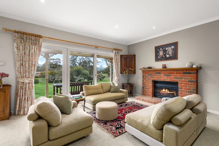 Cosy 3 Bedroom Home Overlooking Mount Macedon - Macedon