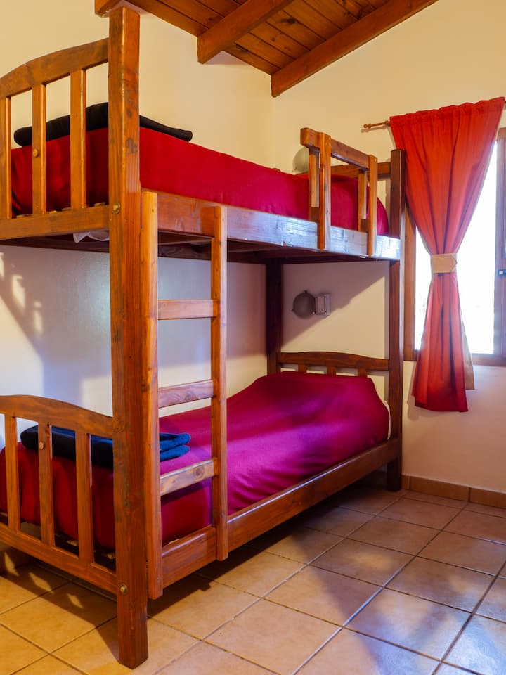 Cama En Hab. Comp. Para 6 Pax C/bañ Y Desa Mixta - El Bolsón