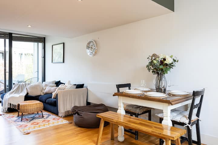 Stylish & Modern 3br Home | Garden, Parking & Ps5 - Manchester