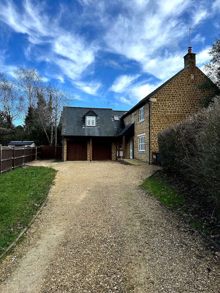 Large Family Home In Rural Oxfordshire Village - Banbury