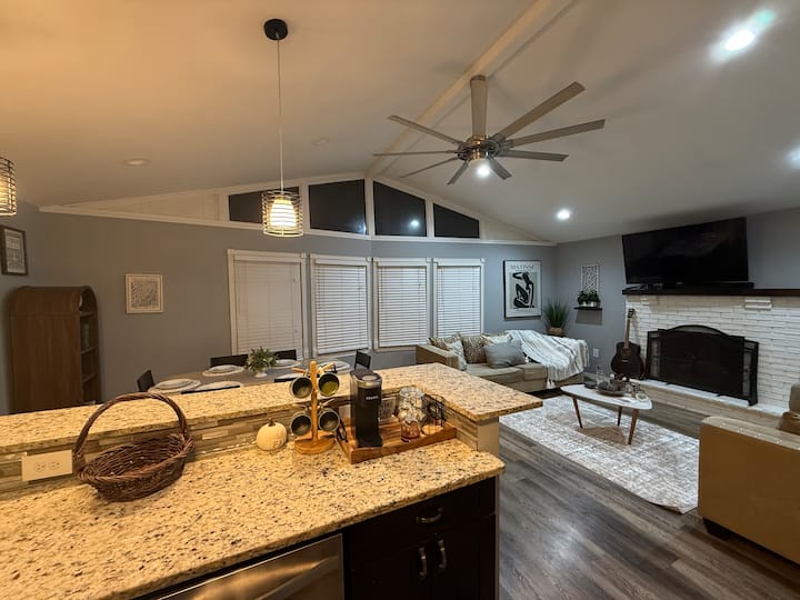 Cozy, Modern House By The Lake - Tobyhanna State Park, Tobyhanna