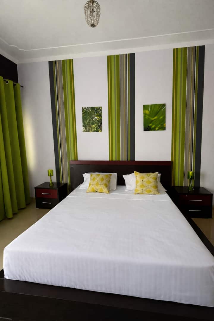 Une Chambre Lumineuse Dans Une Maison Conviviale. - Praia