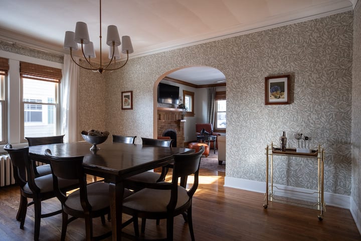 Historic Cottage- Luxury & Charm-fire Place-patio - Elgin, IL