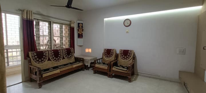 Prime Location, Requirements In Walking Distance. - Vadodara