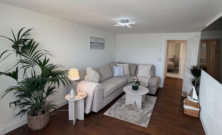 Luxury Seafront Apartment | Private Onsite Parking - Deal